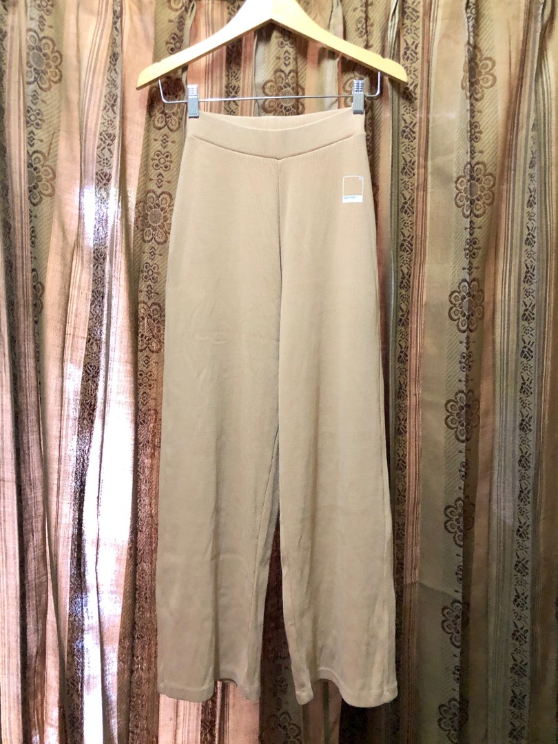 Pomelo cullote pantone, Fesyen Wanita, Pakaian Wanita, Bawahan di Carousell