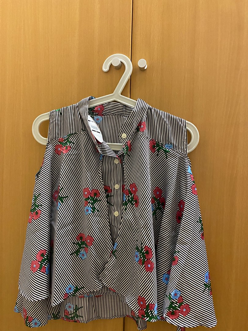 Sabrina garis garis bunga, Fesyen Wanita, Pakaian Wanita, Atasan di Carousell