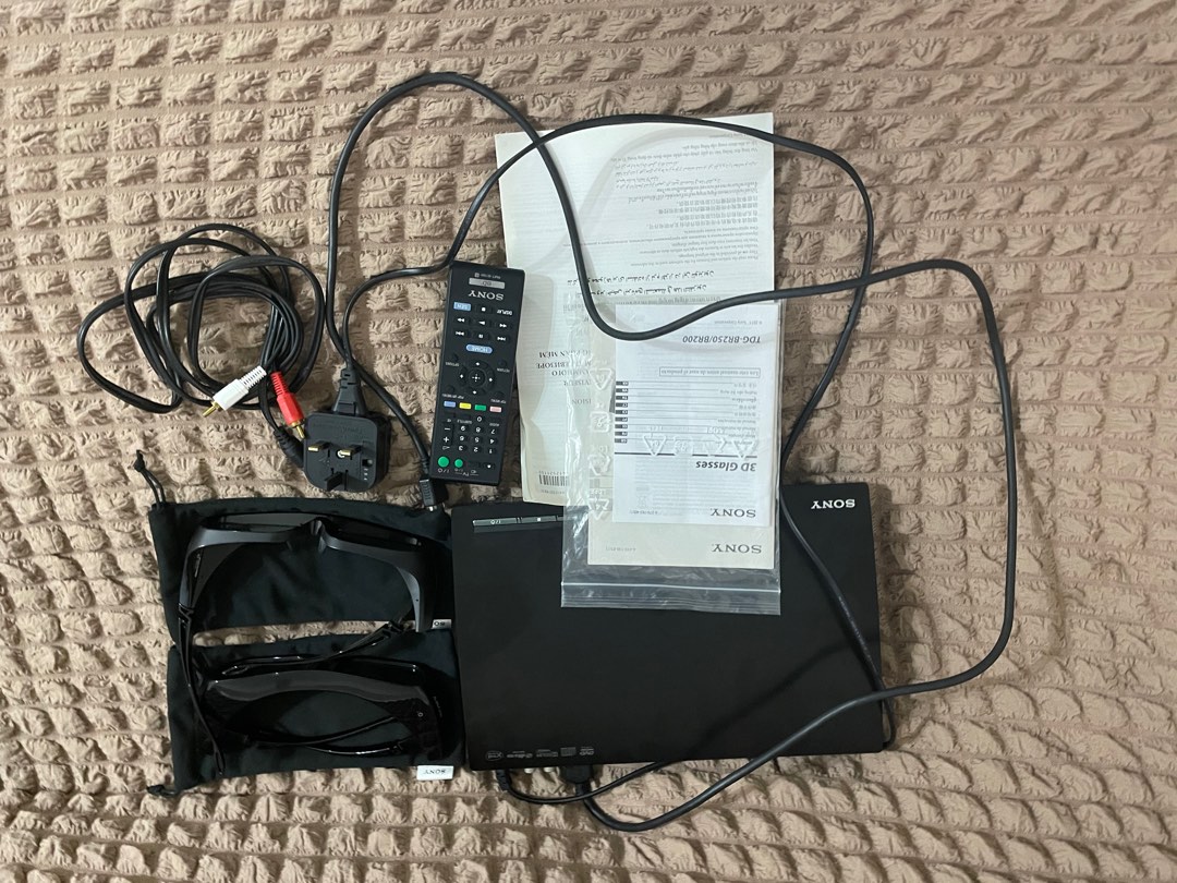 Sony blue ray disc/DVD player (Complete set) with 2 blue Ray shade and ...