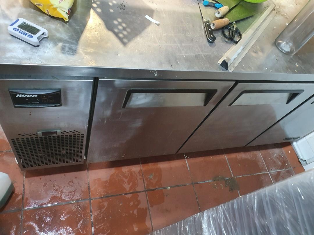 Commercial Table-top Chiller w Racks, TV & Home Appliances, Kitchen ...