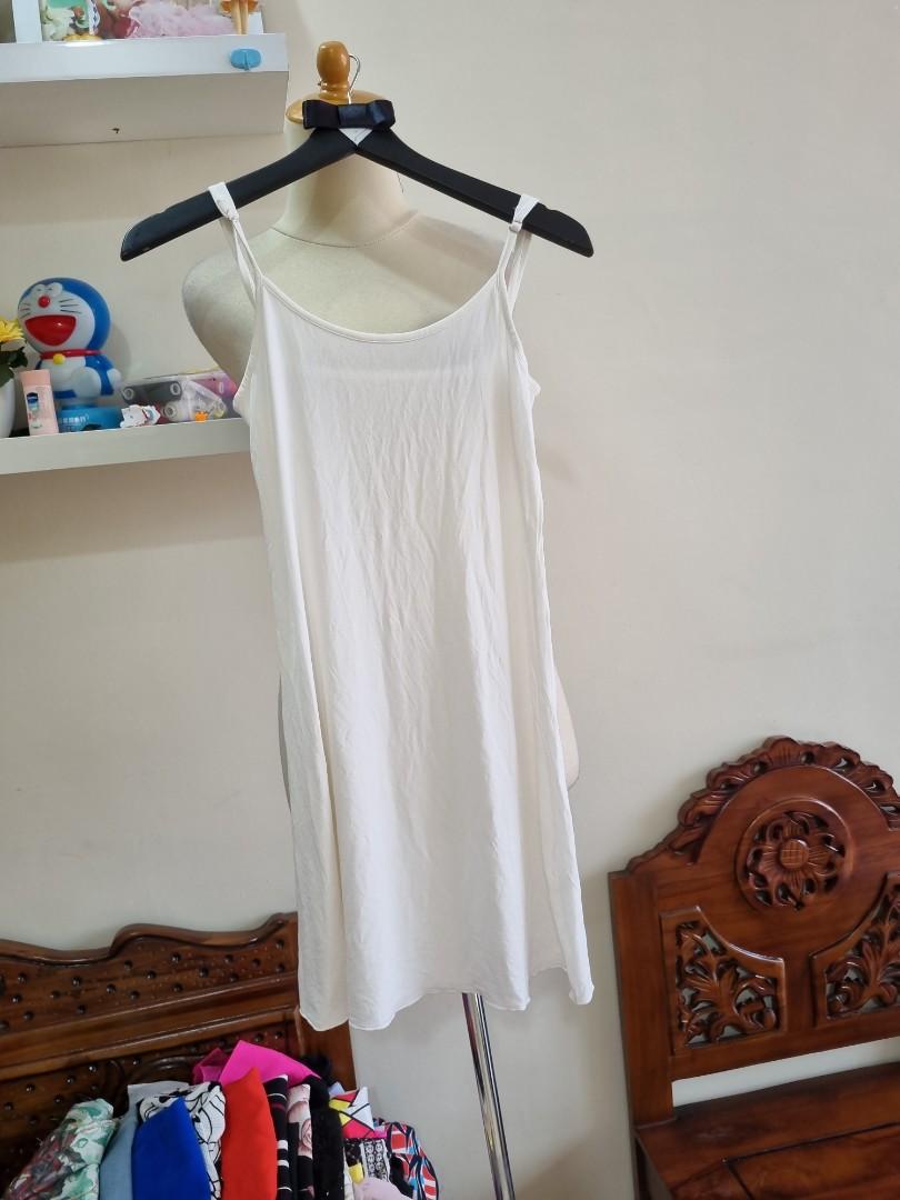 Dalaman tangtop putih, Fesyen Wanita, Pakaian Wanita, Gaun & Rok di ...