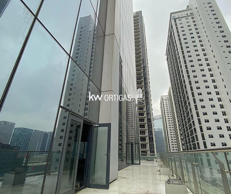 Prime Corner Office Unit for Lease in High Street South Corporate Plaza ...