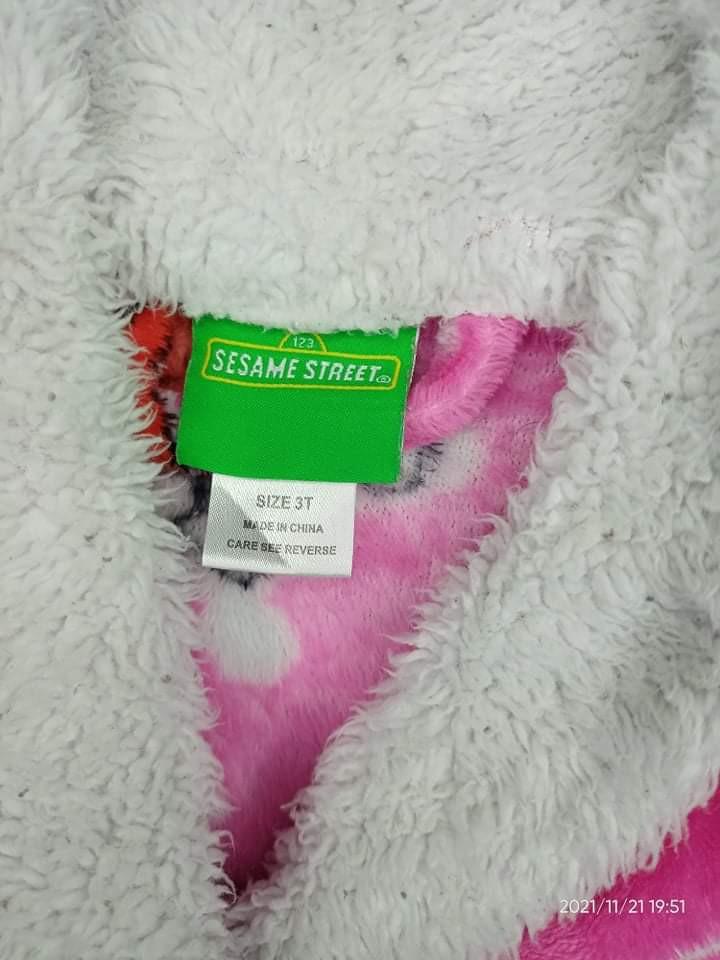 Sesame street bath robe, Babies & Kids, Babies & Kids Fashion on Carousell