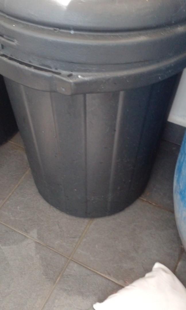 Tong sampah hitam besar, Furniture & Home Living, Home Improvement ...