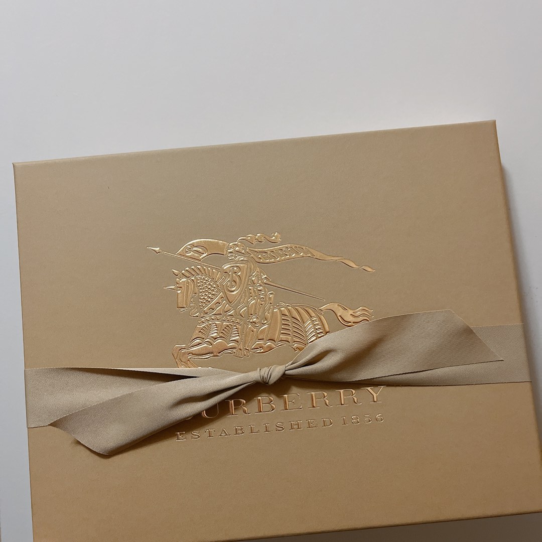 Burberry box包裝盒&紙袋, 名牌, 手袋及銀包 - Carousell