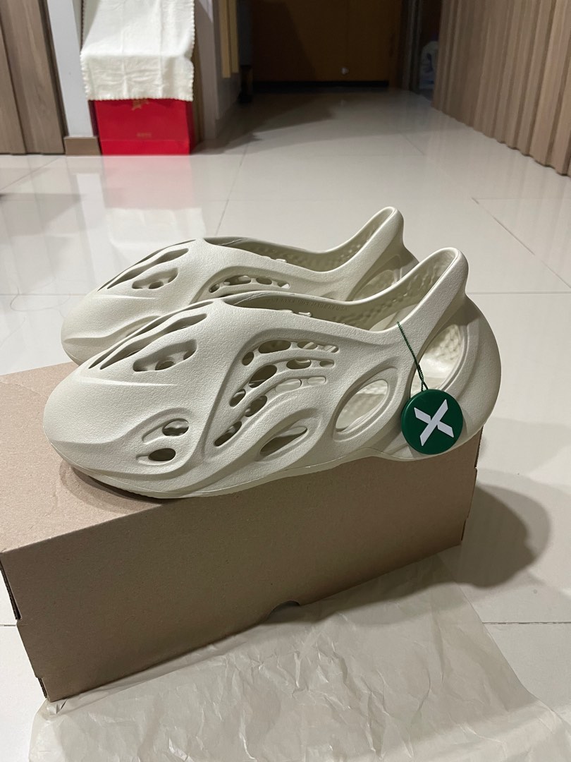 Yeezy Foam RNR Sand 2022 - BNIB, Men's Fashion, Footwear, Sneakers on ...