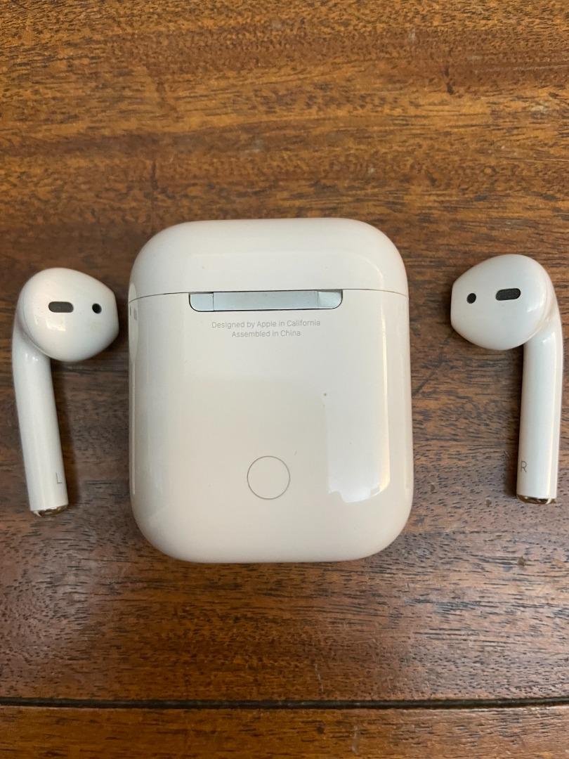 Apple Airpods Gen 1 - 1 broken side, Audio, Earphones on Carousell