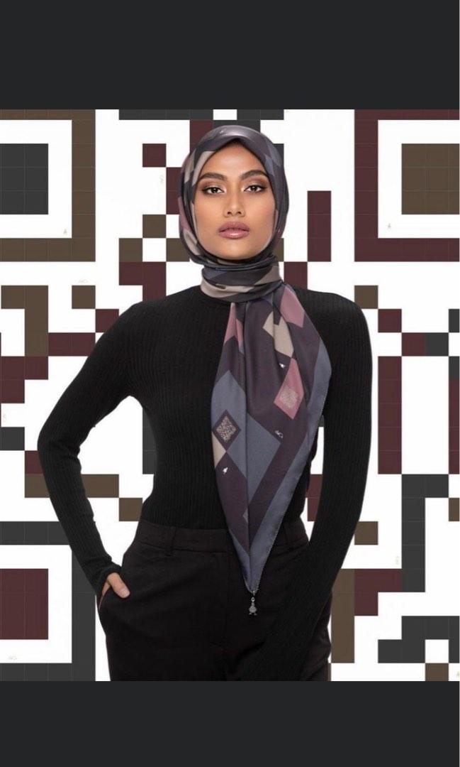 New The 2020 Duck shawl in Empower (QR code print), Women's Fashion ...
