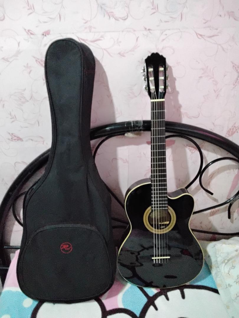 selling greg bennett guitar with bag & extra string string, Audio ...