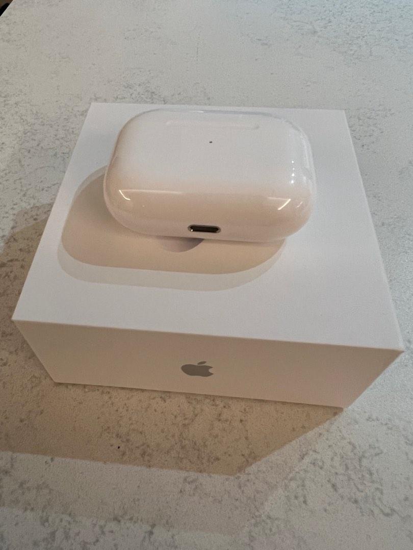 Apple airpod pro (Right side with charging case and cable), Audio ...