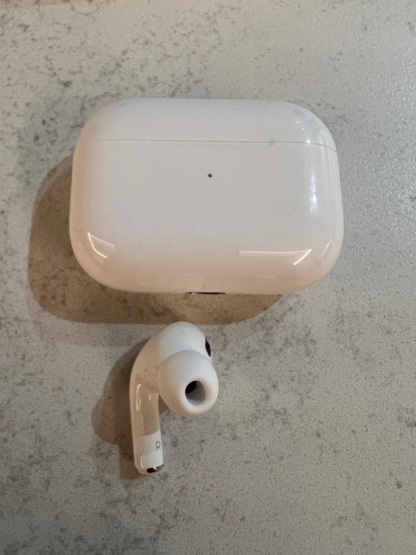 Apple airpod pro (Right side with charging case and cable), Audio ...