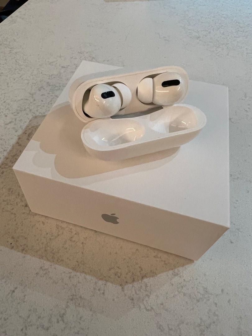 Apple airpod pro (Right side with charging case and cable), Audio ...