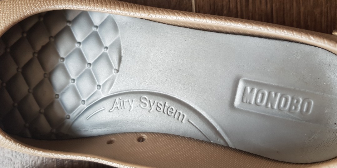 Jelly monobo signature, Men's Fashion, Footwear, Casual shoes on Carousell