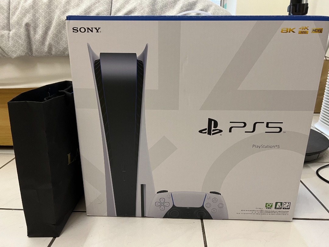 PS5 光碟版主機 (CFI-1118A) 、原廠雙手把充電座、原廠黑色手把、外加四片遊戲, 電玩遊戲相關, 電玩主機, PlayStation在旋轉拍賣