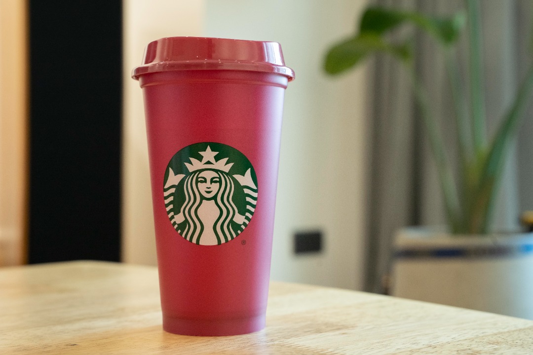 美國正品代購 Starbucks 星巴克咖啡杯 變色杯 隨行杯 環保杯 外帶杯, 家具及居家用品, 廚具和餐具, 水杯、水壺在旋轉拍賣
