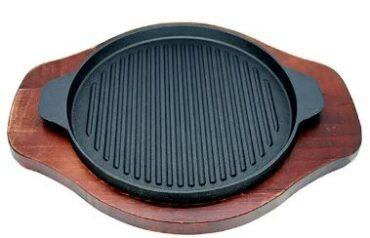 Edge Round Sizzling Plate With Wooden Base, Furniture & Home Living ...