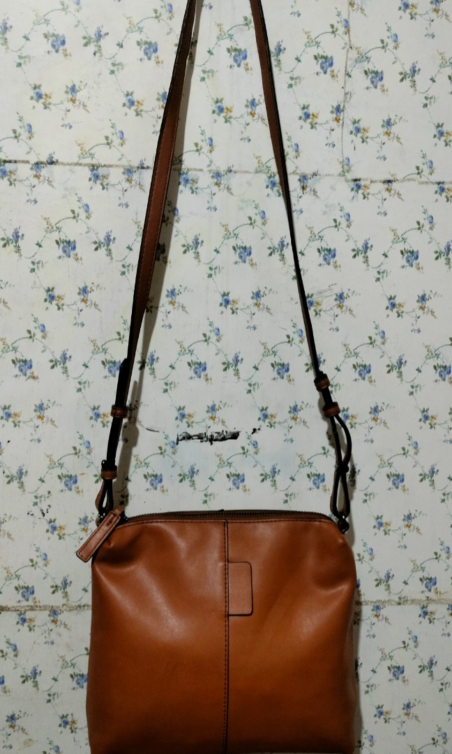 ELLE SLING, Women's Fashion, Bags & Wallets, Cross-body Bags on Carousell