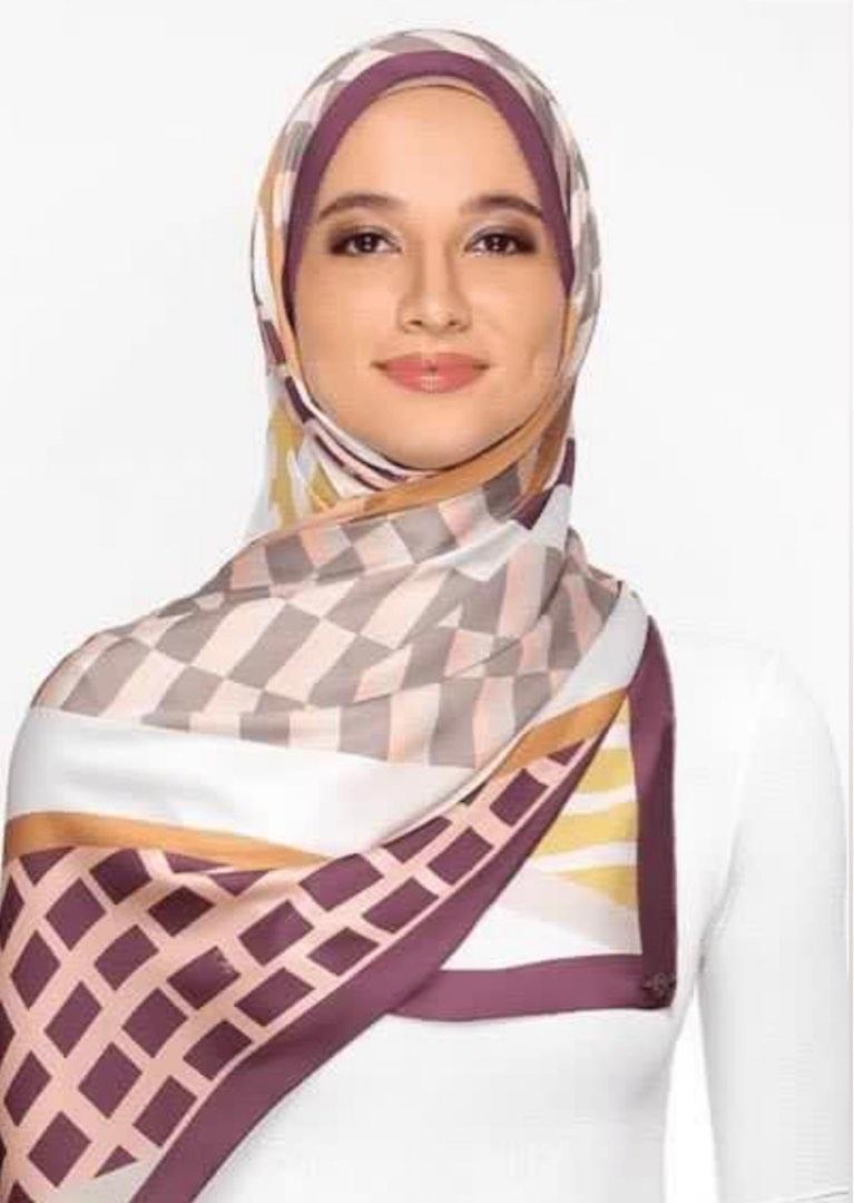 Geometric Duck Shawl in Cheesecake, Women's Fashion, Muslimah Fashion ...