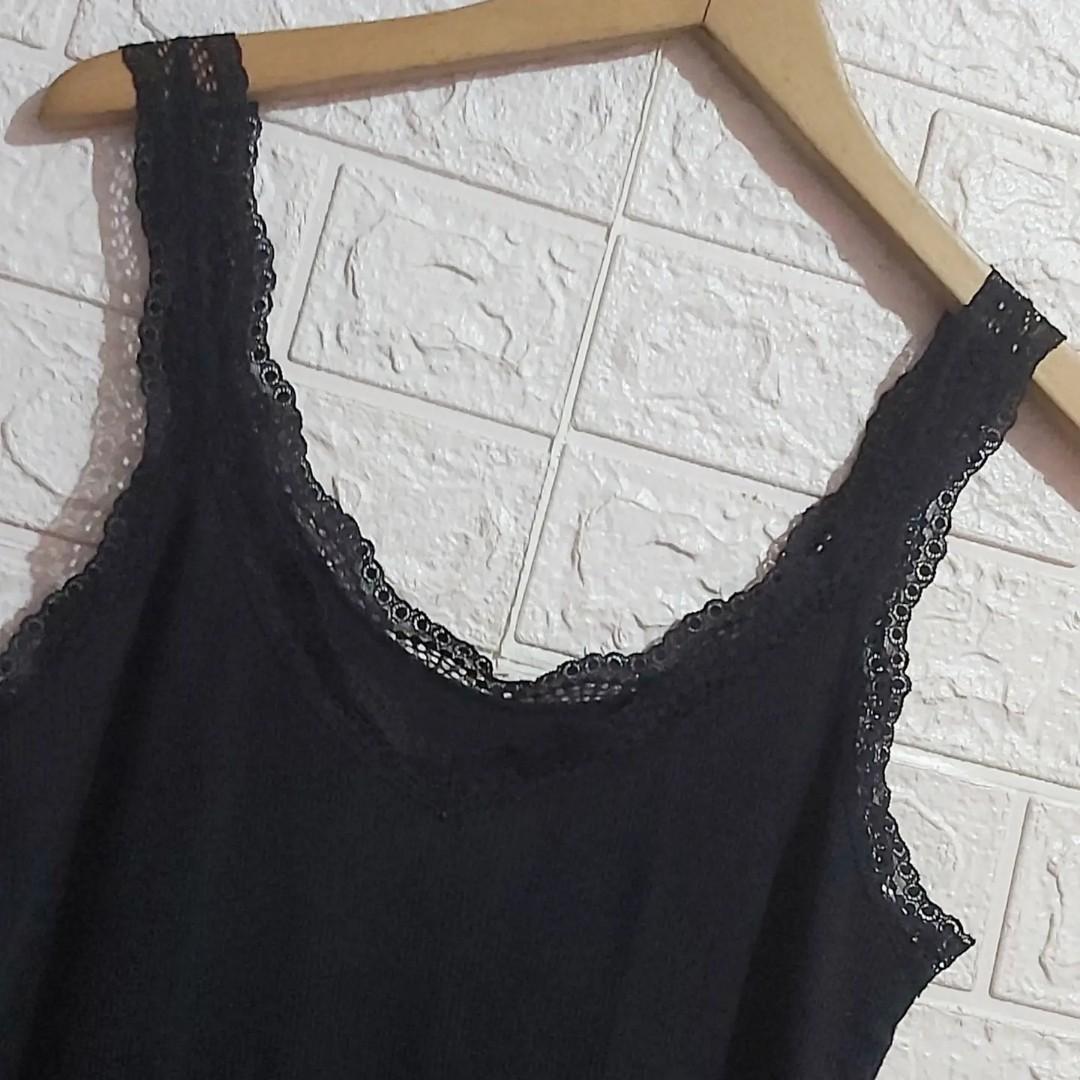 Tanktop hitam uniqlo, Fesyen Wanita, Pakaian Wanita, Atasan di Carousell