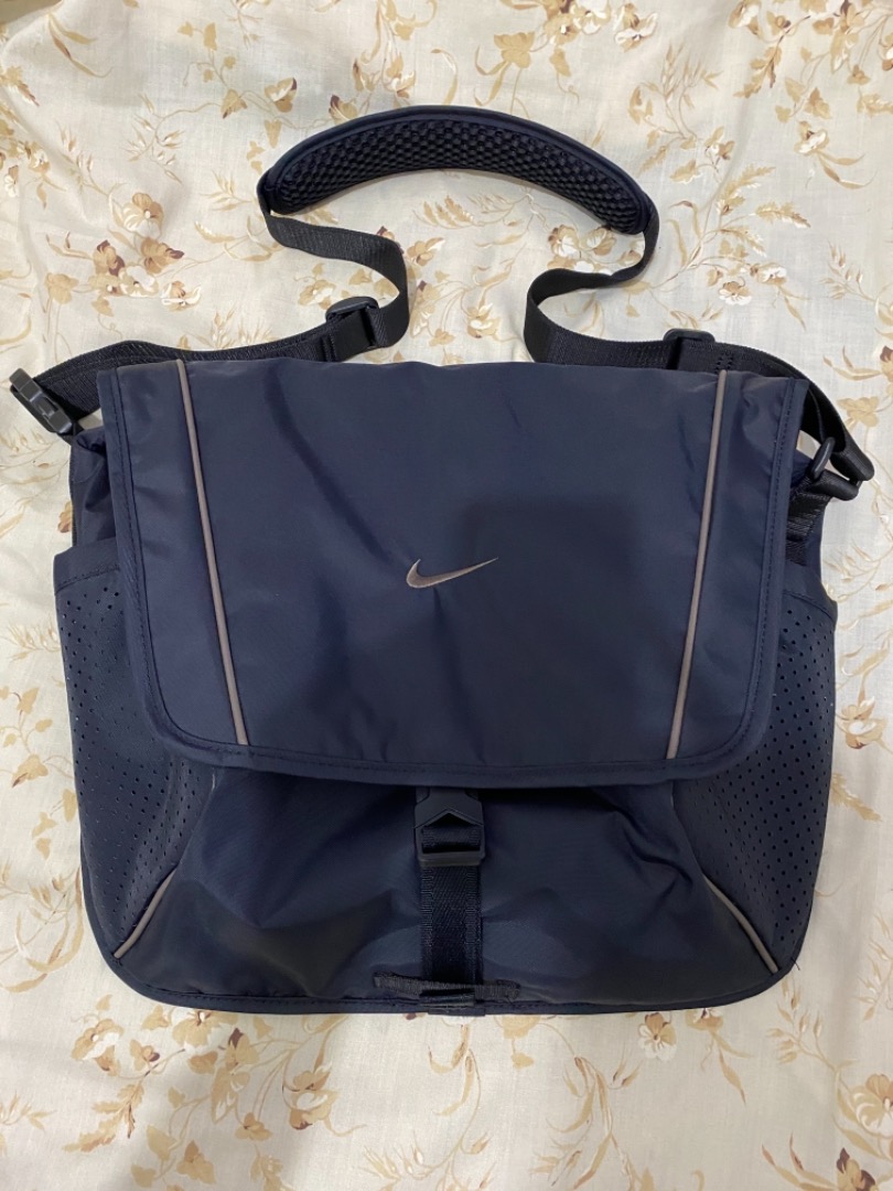 Original Nike Essential Messenger Bag, Luxury, Bags & Wallets on Carousell