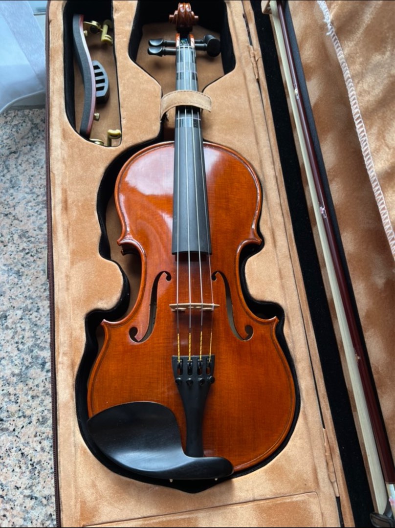 Violin 4/4 with free musical stand, Hobbies & Toys, Music & Media, Musical Instruments on Carousell