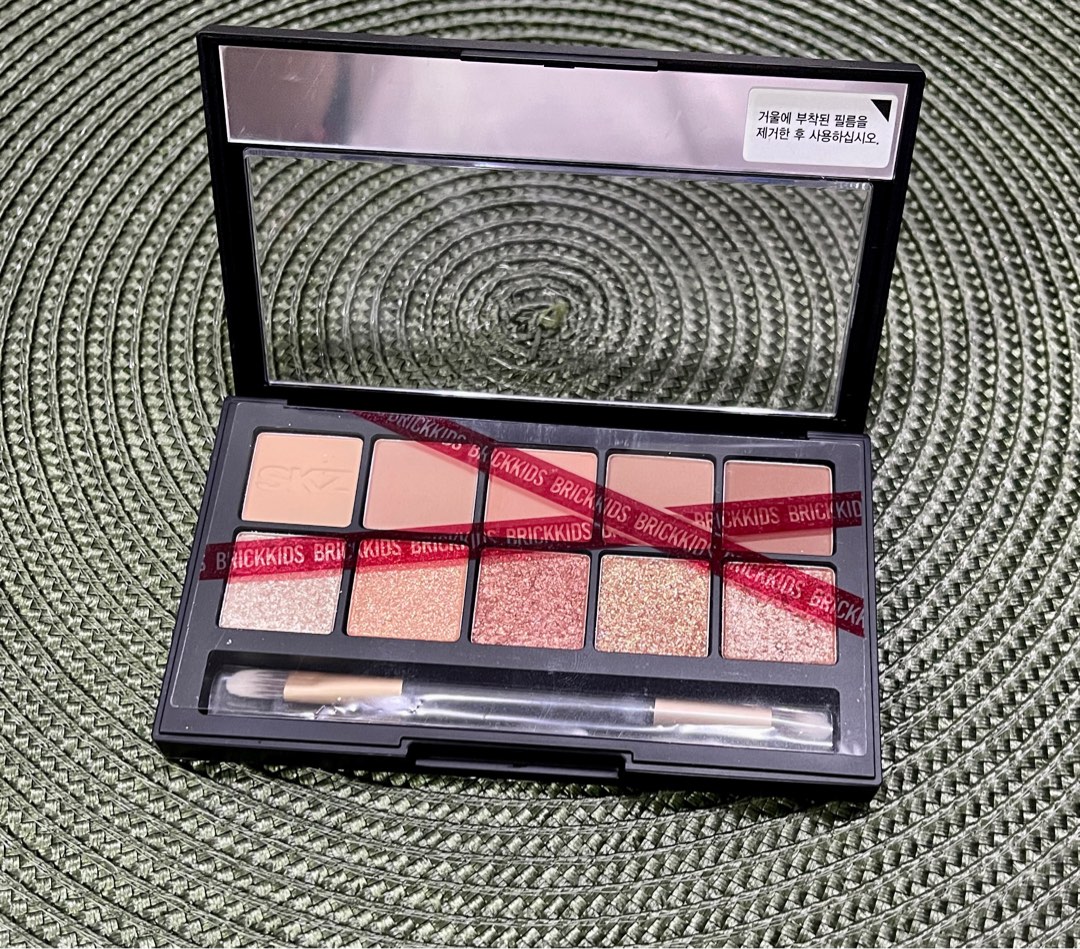 CLIO Pro Eye Palette 10 Brickids - Straykids, Beauty & Personal Care ...