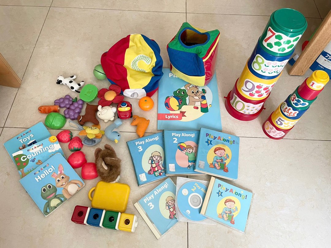 DWE Play Along 迪士尼美語, 興趣及遊戲, 書本 & 文具, 小朋友書 - Carousell