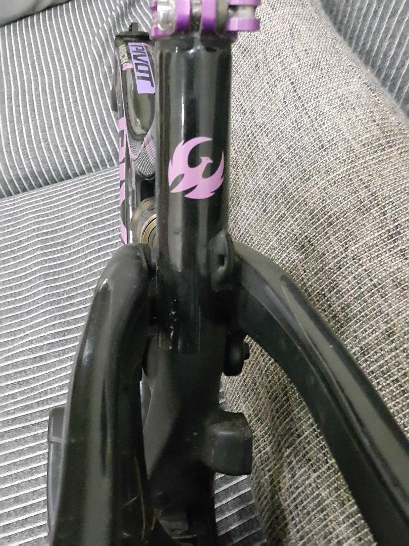 PIVOT MACH4 CARBON FRAME (XS SIZE), Sports Equipment, Bicycles & Parts ...
