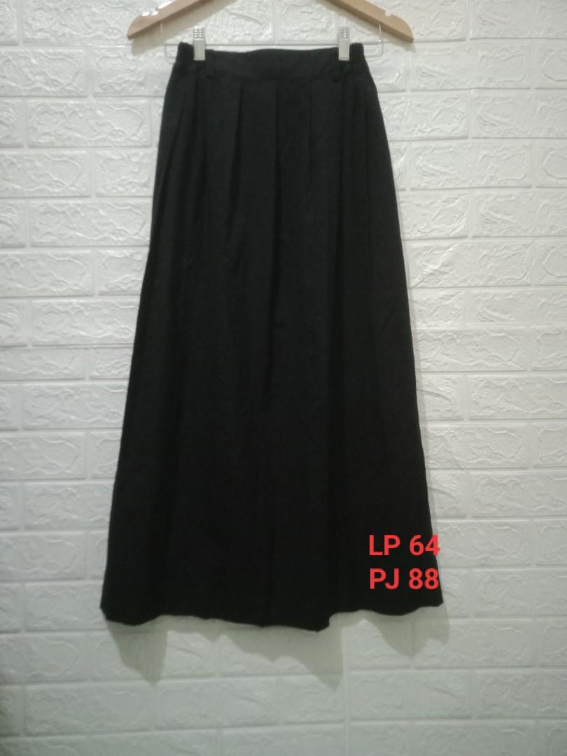 rok seragam hitam rempel, Fesyen Wanita, Pakaian Wanita, Bawahan di ...