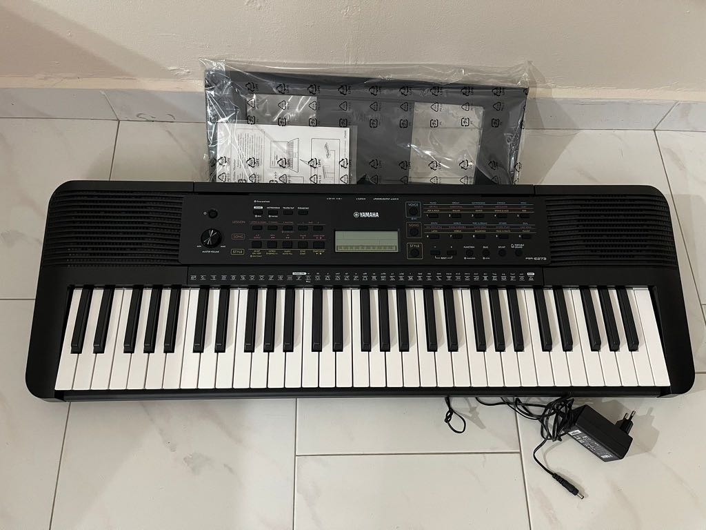 Yamaha PSR-E273 piano, Hobbies & Toys, Music & Media, Musical ...