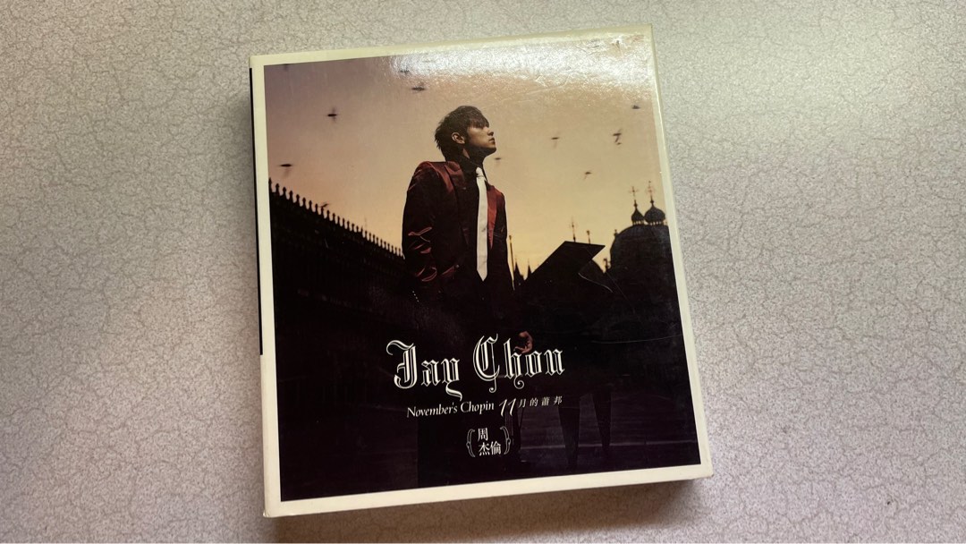 二手 周杰倫 Jay Chou 十一月的蕭邦 塑膠殼斷件 附月曆卡 書籍、休閒與玩具 樂器、音樂相關 黑膠唱片在旋轉拍賣