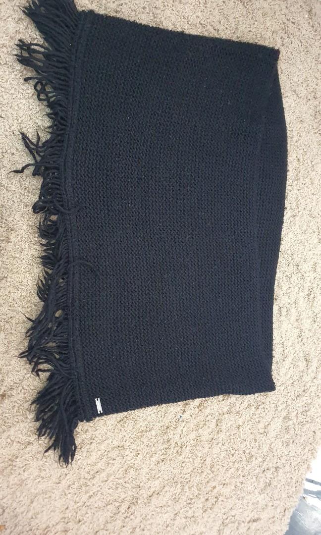 Authentic tommy hilfiger balabal, Luxury, Apparel on Carousell