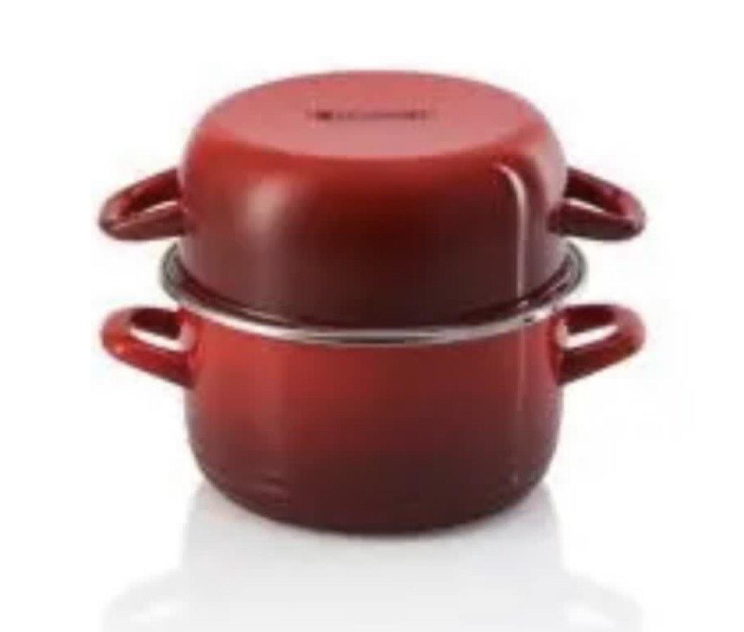 Le Creuset Mussel Pot, Furniture & Home Living, Kitchenware & Tableware ...