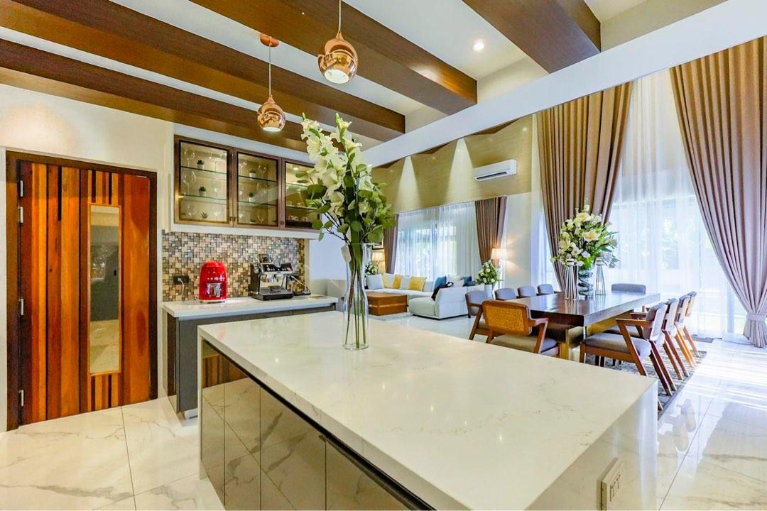 Modern & Luxurious House with pool in Multinational Village Paranaque ...