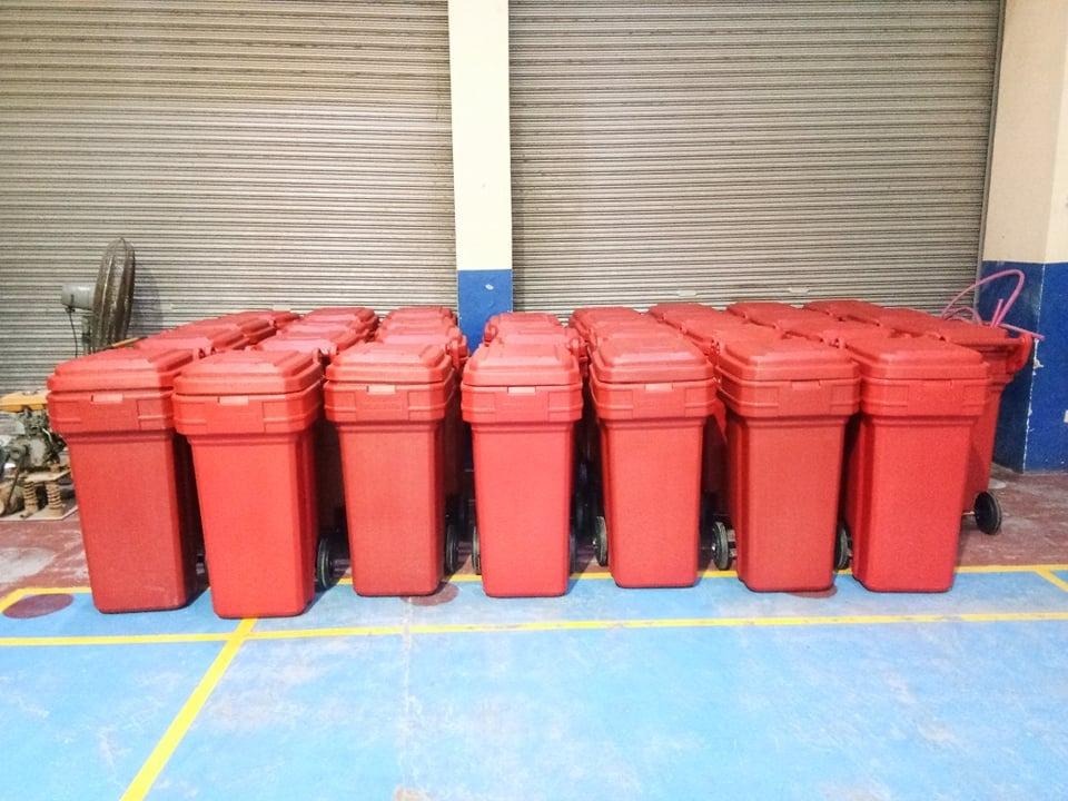 TRASH BIN ROLLER KING, Furniture & Home Living, Cleaning & Homecare ...