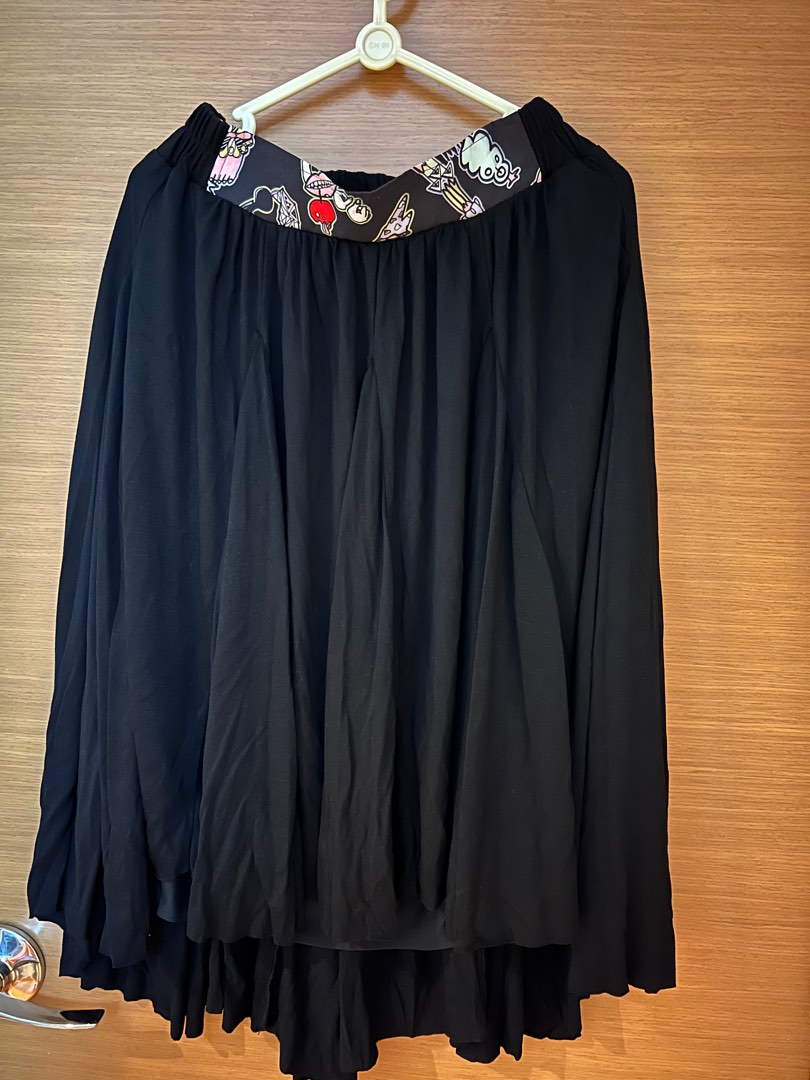 ️現貨 ️全新, 日本牌子Scolar 黑色不規則傘裙, 腰大約26-37吋, 長度大約23-26吋, 看附圖, 女裝, 褲＆半截裙, 裙 - Carousell