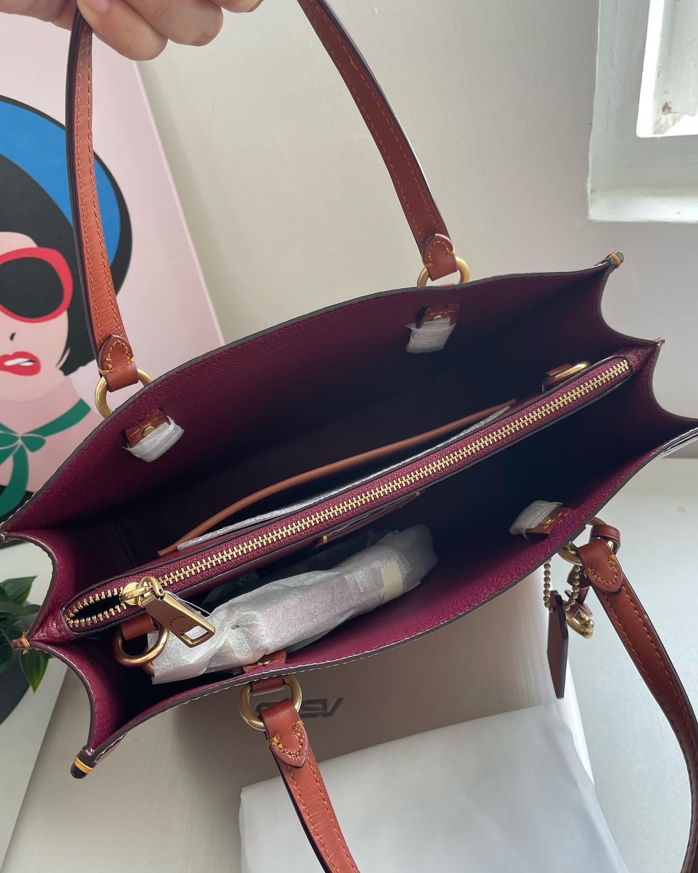 coach tyler carryall 28 in signature canvas, Women's Fashion, Bags ...