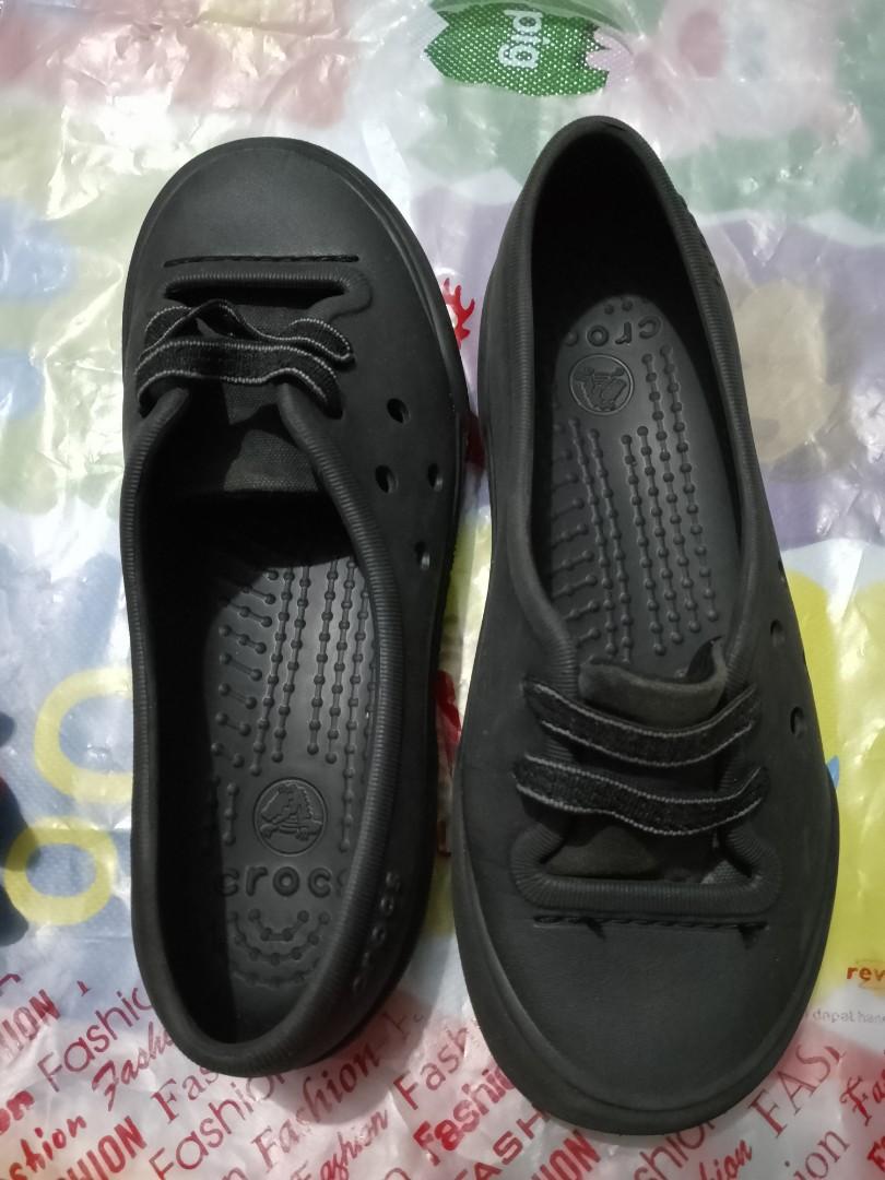 Sepatu Crocs, Fesyen Wanita, Sepatu di Carousell