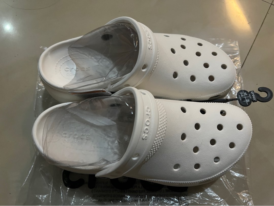Crocs Classic Clog Platform (White), Fesyen Wanita, Sepatu di Carousell