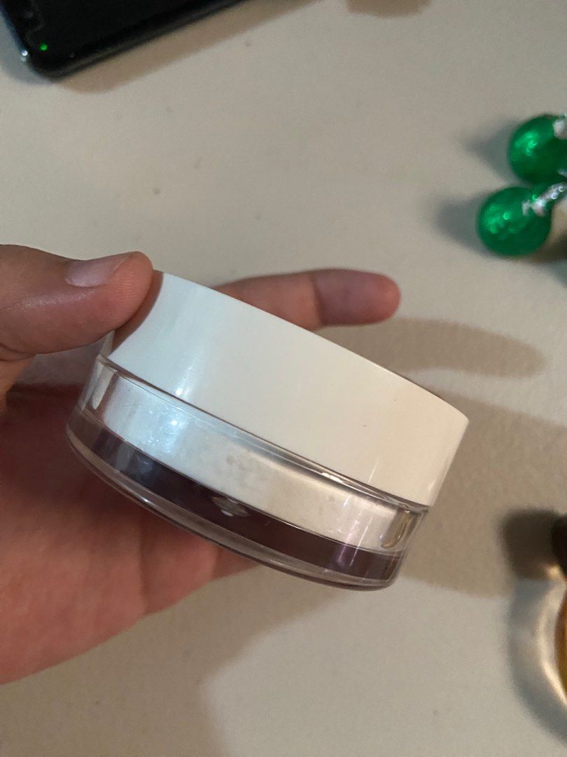 Issy & Co weightless loose powder in Mattifying finish, Beauty ...