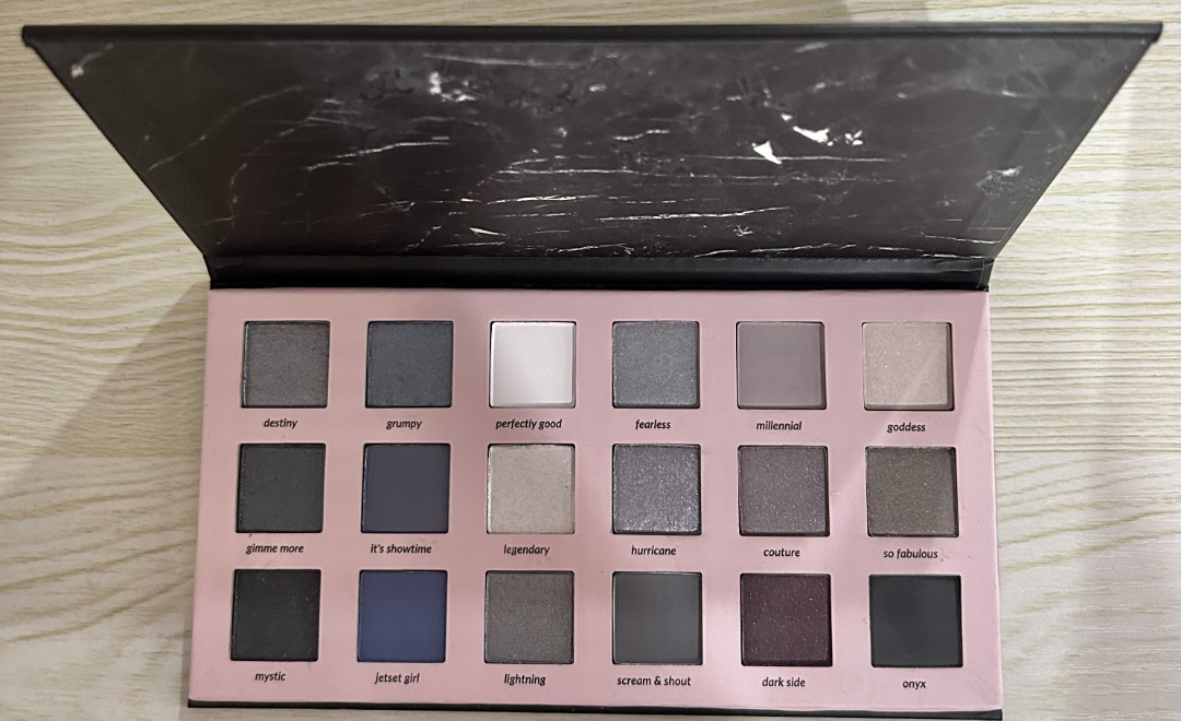 "RIVAL loves me" Smokey Shadows Eyeshadow Palette, Beauty & Personal ...