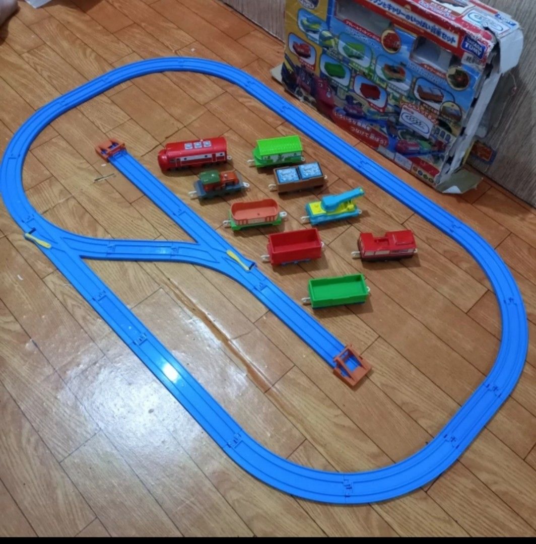 Takara Tomy - Chuggington Plarail Wilson and Calley With Freight Cars ...