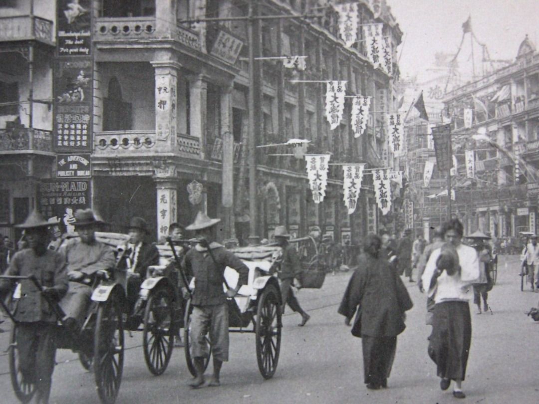 香港舊照片-1930年代英屬香港上環德輔道中先施公司附近電車軌繁忙街景黑白照明信片, 興趣及遊戲, 收藏品及紀念品, 郵票及印刷品 - Carousell