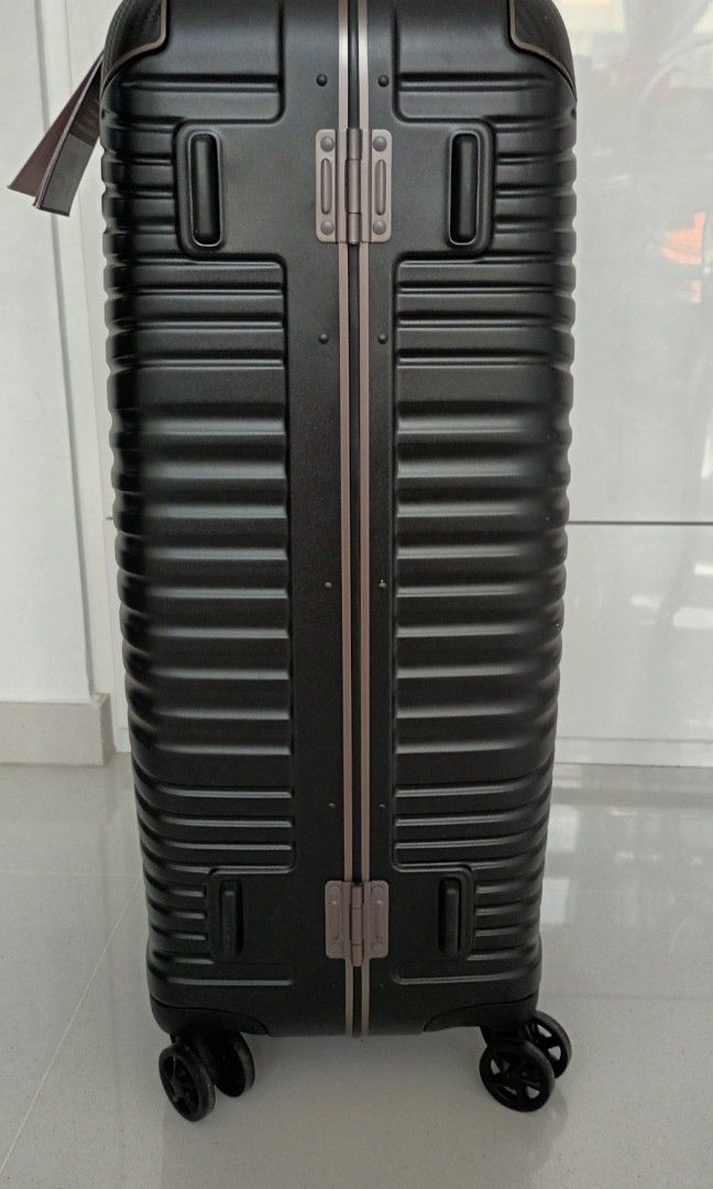 Brand new Eminent Gold Jetstream Large spinner luggage, Hobbies & Toys ...