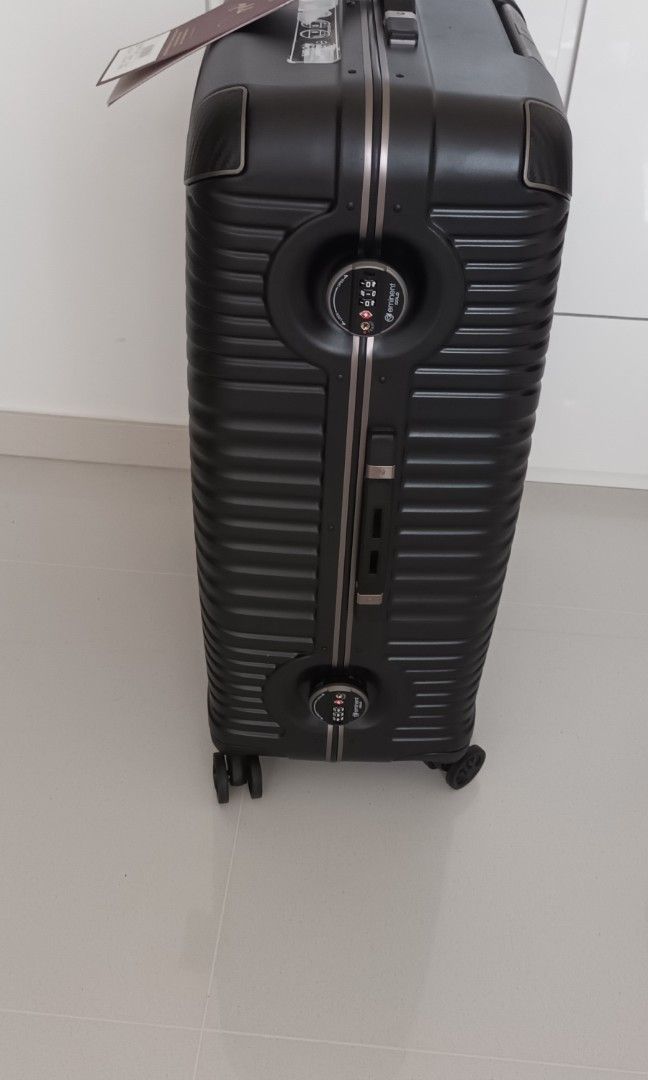 Brand new Eminent Gold Jetstream Large spinner luggage, Hobbies & Toys ...