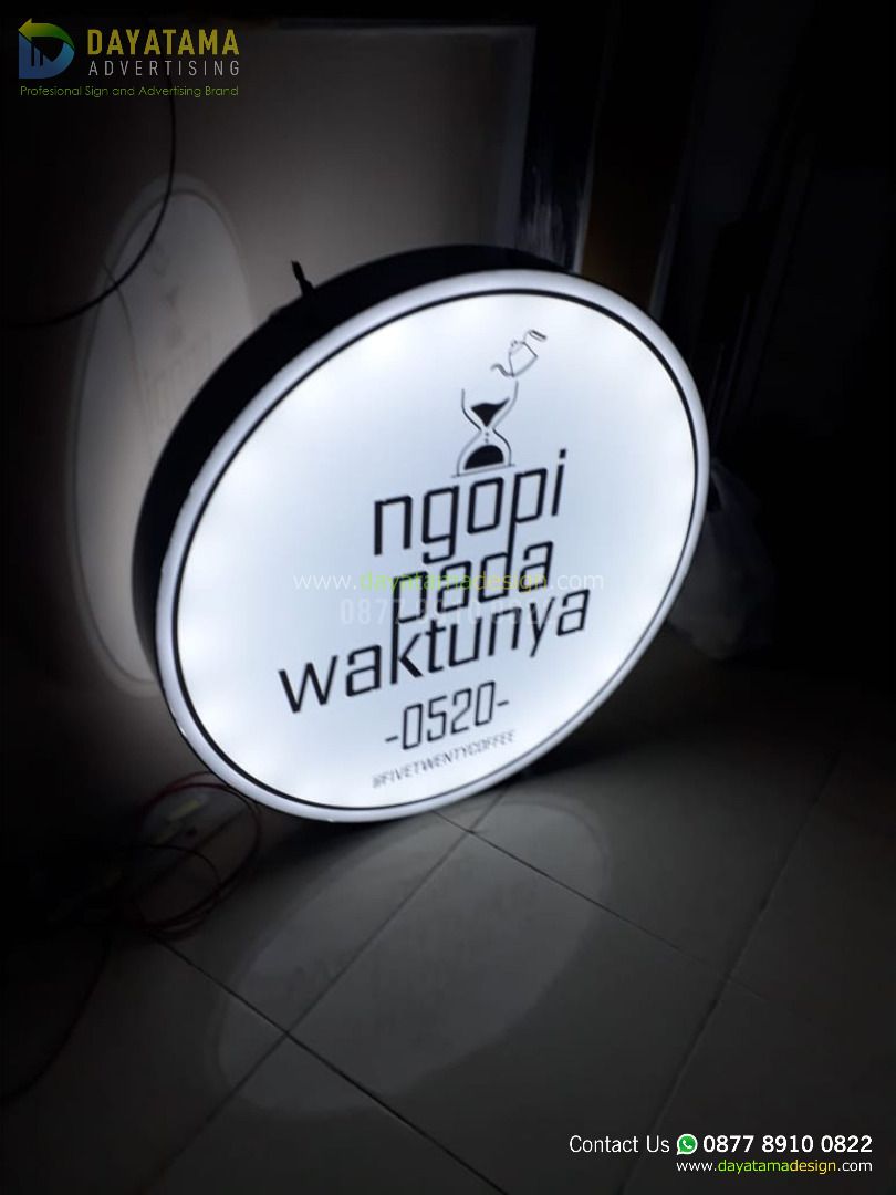 Neon Box Bulat Cafe dan Restaurant, Desain & Kerajinan Tangan, Karya ...