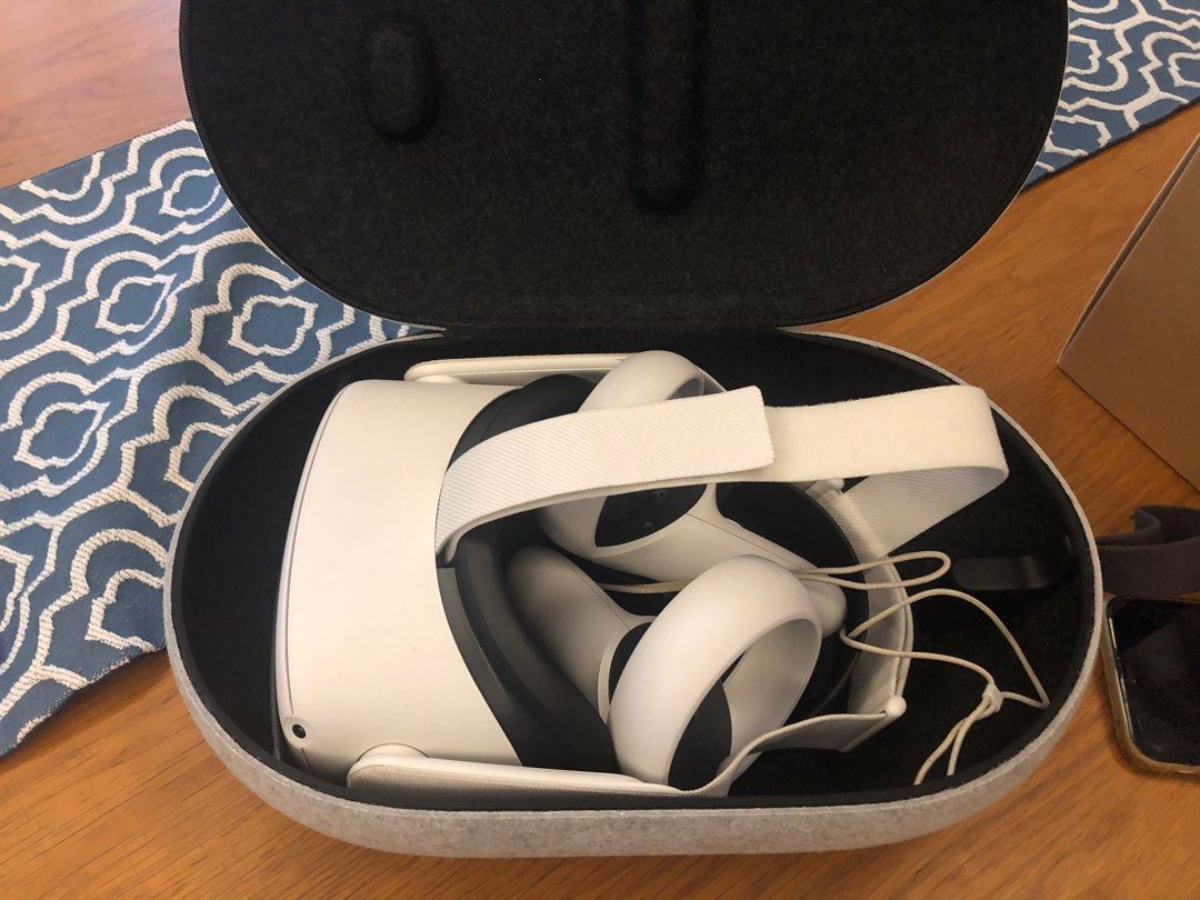 Oculus Quest 2 128gb Comes with carrying case (worth $100) and original ...