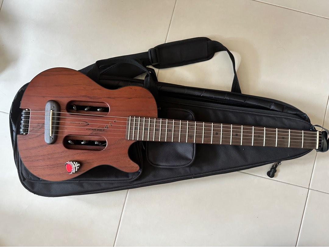 Traveler Escape Mark III Headless Acoustic/Electric guitar, Hobbies ...