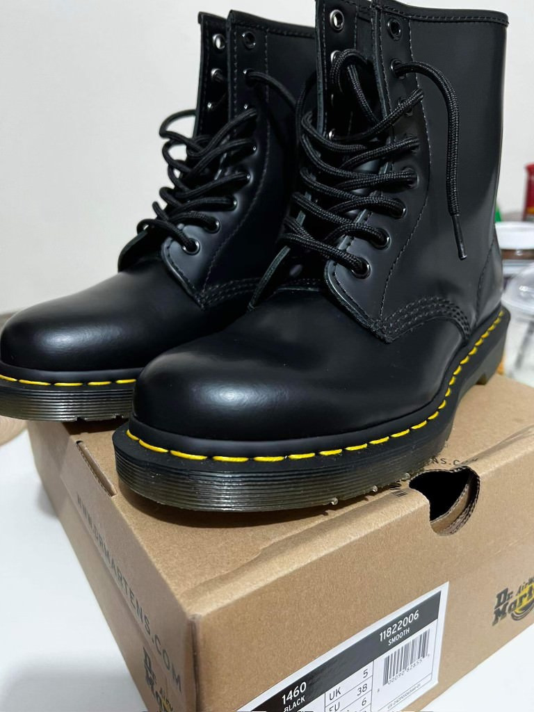 DR. MARTENS 1460 (UK5) SMOOTH LEATHER LACE UP BOOTS, Women's Fashion, Footwear, Boots on Carousell