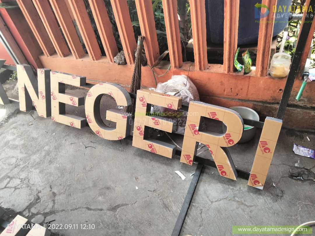 Huruf Timbul Nama Sekolah | Dayatama Advertising, Desain & Kerajinan Tangan, Karya Seni di Carousell